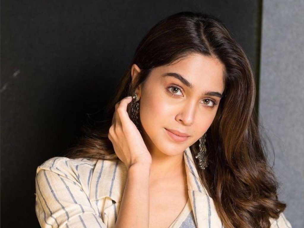 Sharvari Wagh Biography : Age, Husband, Career, Family, Networth